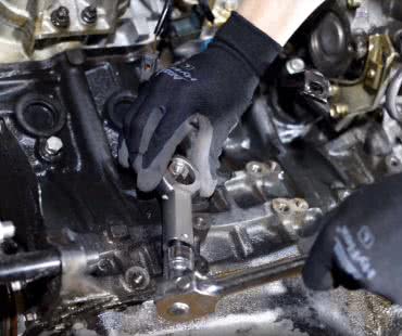 How to Remove a Seized Nut Or Bolt with a Nut Splitter